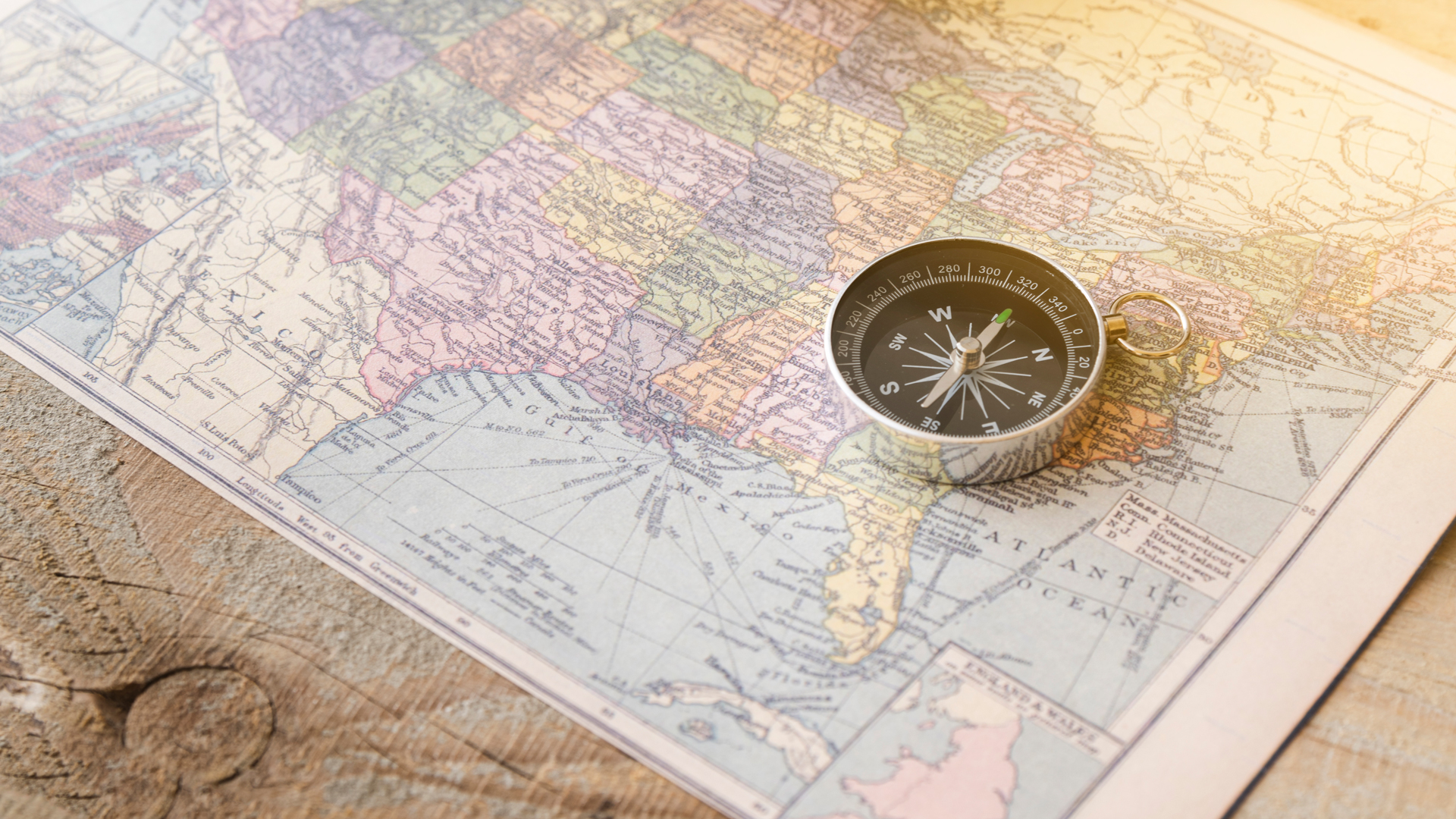 close-up-compass-on-north-america-map – Viajando con Fanny